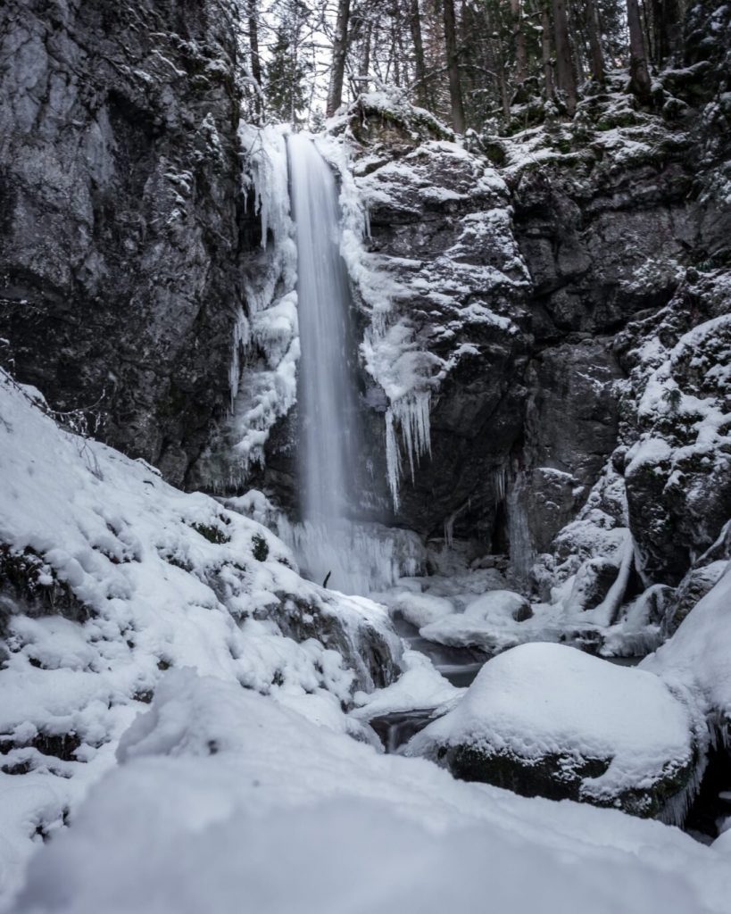 Der Sibli Wasserfall im Winter | BinMalKuerzWeg